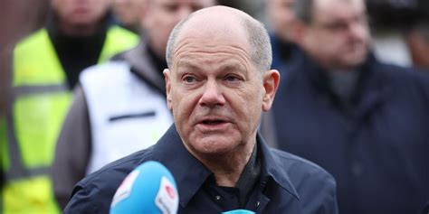 Scholz Mit Gummistiefeln Im Hochwasser