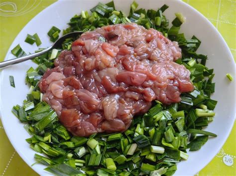 【韭菜海肠饺子🥟的做法步骤图，怎么做好吃】宋不怂下厨房