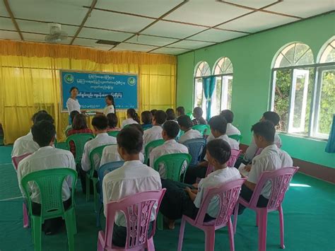 ကျောက်ဆည်ခရိုင်လူထုအခြေပြုဗဟိုဌာနတွင် ကျောင်းသား၊ ကျောင်းသူများ စာပေဖတ်ရှုလေ့လာပြီး