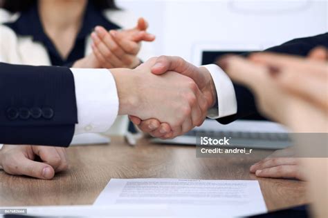 비즈니스 사람들이 사무실에서 회의 또는 협상에 악수 닫습니다 계약에 서명 하기 때문에 파트너는 만족 경영자에 대한 스톡 사진 및 기타 이미지 Istock