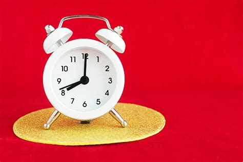 황금 빛빛 원에 작은 흰색 알람 시계 밝은 빨간색 배경 복사 공간을 복사합니다 개념에 대한 스톡 사진 및 기타 이미지 개념 계절 기민 Istock