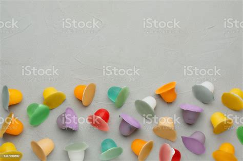 가벼운 테이블에 맛있는 밝은 젤리 컵 평평한 누워 텍스트를 위한 공간 0명에 대한 스톡 사진 및 기타 이미지 0명 건강한 식생활 과일 Istock