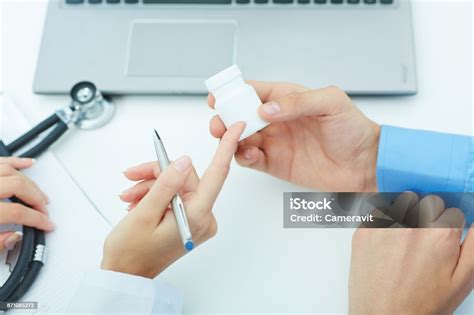 여성 의학 의사 손 알 약의 병 누른 환자 약의 매일 복용량을 사용 하는 방법을 설명 합니다 통치와 생활 저장 처리 약국 법률 개념을 처방 개념에 대한 스톡 사진 및 기타