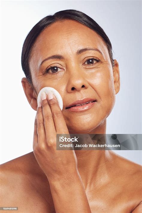 피부과 건강 또는 건강한 얼굴 피부를 위한 면봉을 가진 스킨케어 초상화 또는 노인 여성 스튜디오 배경 빛나거나 미용 클렌징 또는 메이크업 제거를 위해 면봉으로 성숙한 사람의