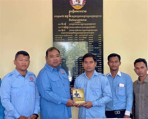 នាយឧត្តមសេនីយ៍ យន្ត មីន ប្រគល់សៀវភៅក្រមង៉ុយ និងសៀវភៅរឿងនិទានខ្មែរ៣៥០ក្បាល ដល់សាលារៀនជ្រោយស្វាយ