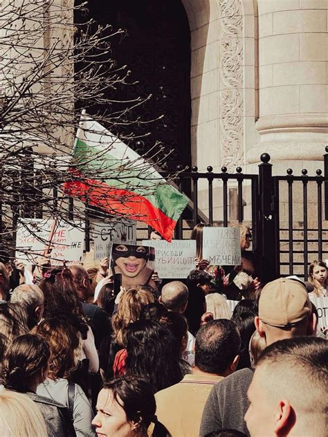 НАРОДЕН ГНЯВ Половин София излезе пред Съдебната палата искат строг пандиз за насилниците над