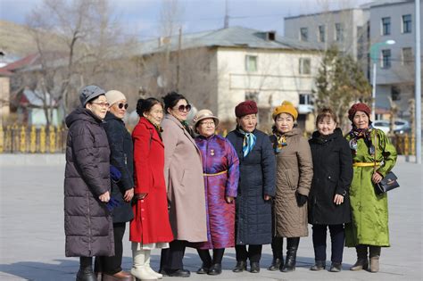 Сэлэнгэ түмэн 🇲🇳🇲🇳🇲🇳 ЭхОрончдынӨдөр өөр Партизаны талбай дахь “Сүхбаатарын хөшөө” нд цэцэг