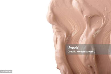 베이지색 액체 파운데이션 메이크업 복사 공간 텍스트와 흰색 배경에 고립 최고의 볼 수 있습니다 평면 위치 패턴 가루로 빻은에 대한 스톡 사진 및 기타 이미지 Istock