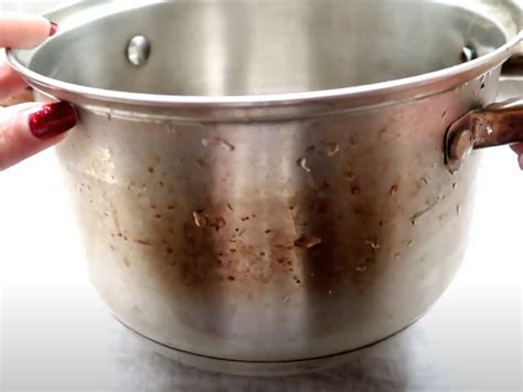 Блищить як новий — простий трюк як швидко очистити до блиску посуд з нержавійки