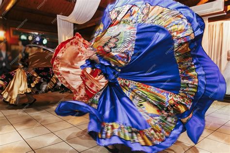Hermosas Chicas Gitanas Bailando Con Un Vestido Floral Azul Tradicional