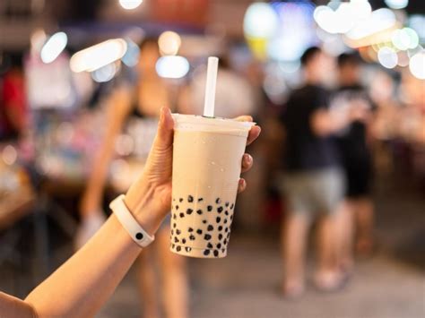 手搖飲當水喝，20歲妙齡女腰痛掛急診「取出300多顆腎結石」！醫揭7大風險因子：不治療恐癌變