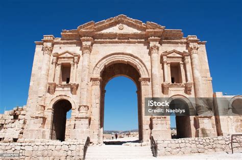 제 라 쉬는 아치의 Hadrian Jerash의 고고학 도시 로마 건축의 세계에서 가장 큰 사이트 중에서 129 광고에서 황제 하드리아누스의 방문을 위해 만들어진 개선문 0