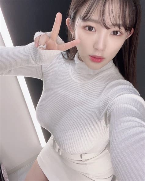 天之乳女星單手遮羞 網友：太大膽