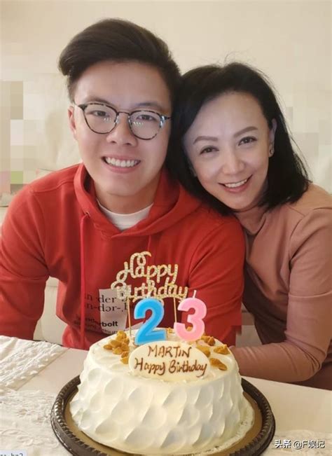 56歲凍齡曾華倩素顏去購物 素顏還能打不過被港媒曝現脫髮危機？ 每日頭條