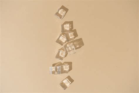 모래 파스텔 색상 배경에 얼음 조각과 그림자와 여름 날 장면입니다 0명에 대한 스톡 사진 및 기타 이미지 0명 개념 개념과 주제 Istock