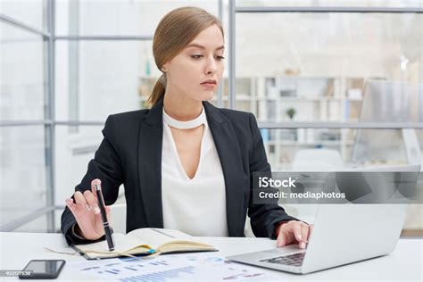 사무실에서 노트북을 사용 하 여 엄격한 매력적인 여자 보스 여자에 대한 스톡 사진 및 기타 이미지 여자 여자만 한 명의 여자만 Istock