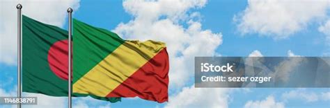 방글라데시와 콩고 공화국 국기 함께 흰 흐린 푸른 하늘에 대 한 바람에 흔들며 외교 개념 국제 관계 국가에 대한 스톡 사진 및 기타 이미지 Istock