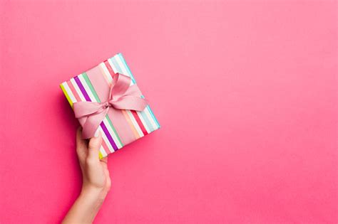 분홍색 배경에 크리스마스 또는 다른 휴일선물로 공예 종이 선물 상자를 들고 있는 소녀 손 복사 스페이가있는 상단보기 Diy에 대한 스톡 사진 및 기타 이미지 Istock