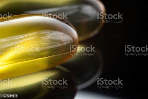 오메가 3 보충제 생선 기름 매크로 이미지 어두운 배경에 노란색 캡슐 0명에 대한 스톡 사진 및 기타 이미지 0명 건강관리와 의술 건강한 생활방식 Istock