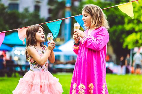 두 명의 귀여운 행복한 장난기 많은 아이들이 카니발 박람회 또는 축제에서 야외에서 아이스크림을 먹습니다 2명에 대한 스톡 사진 및 기타 이미지 Istock