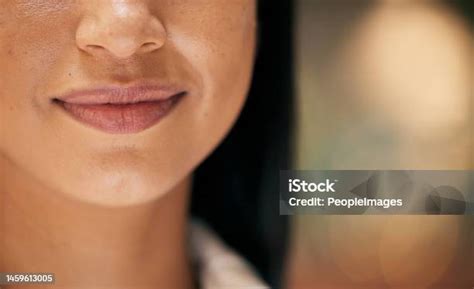 여성 입 및 얼굴 입술 및 피부의 매크로는 미소 행복 및 긍정적 인 에너지로 실내에서 미용 화장품 및 메이크업 모형을 만듭니다