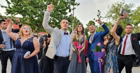 Абитуриент изненада цял Пловдив вижте как се появи на бала си СНИМКИ За Жената