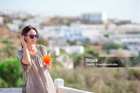 맛있는 음료를 마시는 야외 카페에서 젊은 여성 백인 소녀 는 올드 시티의 놀라운 전망과 유럽 휴가를 즐길 수 고급 호텔에 대한 스톡 사진 및 기타 이미지 Istock