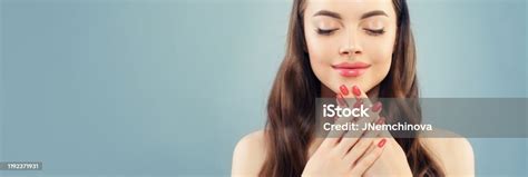 파란색 배너 배경에 핑크 매니큐어 손톱과 아름다운 모델 여자 건강관리와 의술에 대한 스톡 사진 및 기타 이미지 건강관리와 의술 건강한 생활방식 관능 Istock