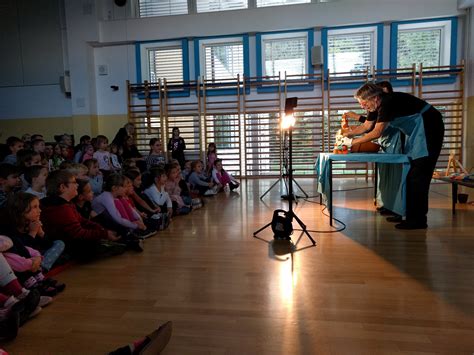 Teden Otroka Gledališka Predstava Mojca Pokraculja Osnovna šola Mengeš