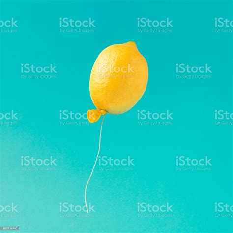 밝은 파란색 배경에 레몬 풍선입니다 최소한의 여름 재미 개념 풍선에 대한 스톡 사진 및 기타 이미지 풍선 레몬 과일 Istock