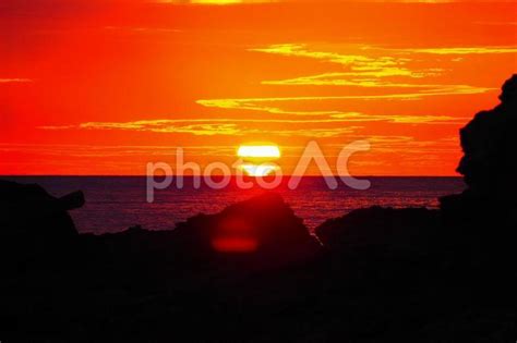 一日の終わりを告げる、沈みゆく夕日 No 22447782｜写真素材なら「写真ac」無料（フリー）ダウンロードok