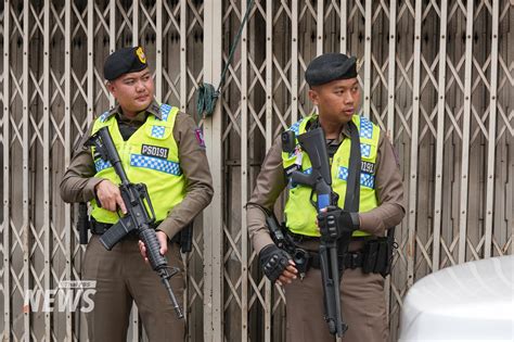 Thai ตำรวจยังคงปิดล้อมพื้นที่รอบบ้านของชายคลั่ง ด้านพ่อผู้ก่อเหตุคาดว่าลูกชายมีอาการคลุ้ม