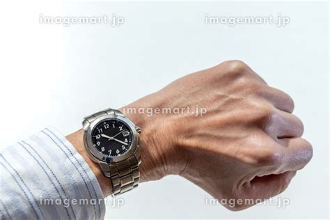 腕時計で時刻を確認するの写真素材 220657359 イメージマート