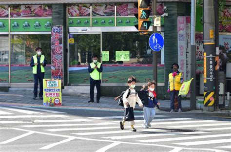 2023 전주효자시니어클럽 공공형일자리 초등학교교통봉사 어르신 활동사진 전주효자시니어클럽