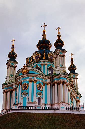 언덕 꼭대기에 있는 고대 성 앤드류 교회의 그림 같은 풍경 이탈리아 건축가 바르톨로메오 라스트렐리가 바로크 양식으로 지어진