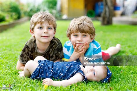 두 명의 작은 행복 한 아이 소년 여자 신생아 아기 귀여운 여동생 3 명에 대한 스톡 사진 및 기타 이미지 3 명 가정