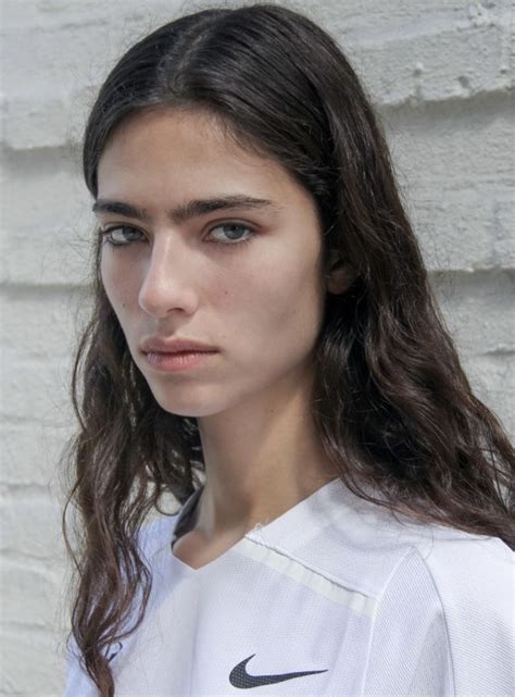 Pin By Tracy Cottongim On Faces Face Shape Hairstyles Model Face