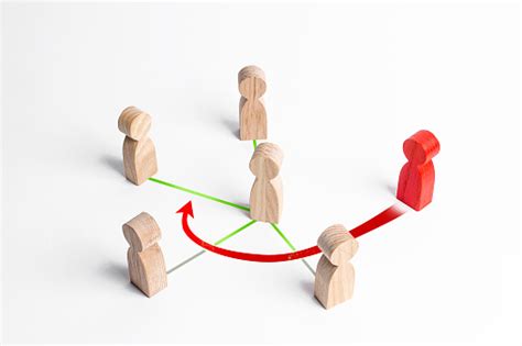 붉은 인간의 그림은 사람과 사람 사이의 연결을 파괴한다 압박과 상대 업무에 개입하려고 시도합니다 명성 광고 방지에 타격을