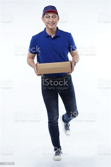 아시아 젊 잘생긴 배송 또는 배달 남자 골 판지 상자에 유니폼 흰색 배경에 고립 가득 찬에 대한 스톡 사진 및 기타 이미지 가득 찬 긴급 개념 나무 상자 Istock