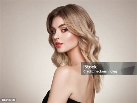 빛나는 물결 모양의 금발 머리를 가진 아름다운 젊은 여자 가발에 대한 스톡 사진 및 기타 이미지 가발 패션모델 털 Istock