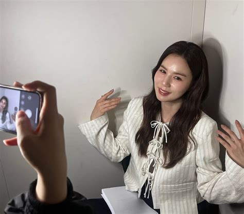 박시은 리본 블라우스로 완성한 ‘mz 감성 오피스룩 K스타패션