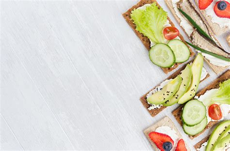 신선한 채소 잘 익은 과일 생선 보존 흰색 나무 테이블에 크림 치즈 상단 보기 테두리를 가진 건조한 갈색 곡물 바삭바삭한 빵에 유기농 시즌 샌드위치 세트 0명에 대한 스톡