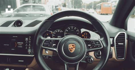 스티어링 휠과 대시 보드가있는 자동차 내부 사진 Unsplash의 무료 자동차 이미지