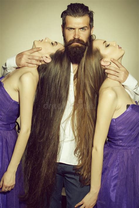 Homme Barbu Femmes Sexy Avec De Longs Cheveux Photo Stock Image Du