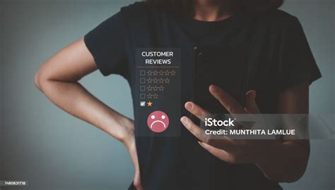 고객 경험 불만족 개념 스마트 폰 화면에 슬픔 감정 얼굴이있는 불행한 사업가 클라이언트 나쁜 리뷰 나쁜 서비스는 나쁜 품질 낮은 등급 소셜 미디어가 좋지 않은 것을 싫어