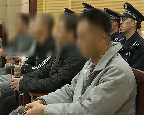 敲诈勒索拿刀捅人吸食毒品南宁鸡村6名村霸受审