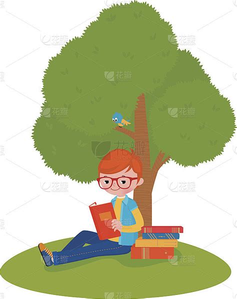 男孩坐在树下看书