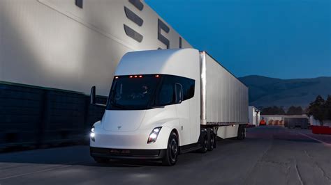 Tesla начала поставки электротягачей Semi спустя пять лет после