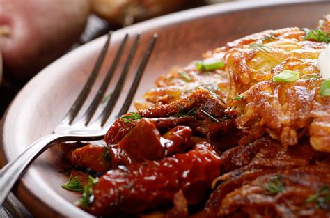 태양 말린 토마토와 점토 요리의 집에서 만든 맛 있는 감자 팬케이크에서 근접 촬영 보기 갈기갈기 찢어진에 대한 스톡 사진 및 기타 이미지 갈기갈기 찢어진 강판에 갈기