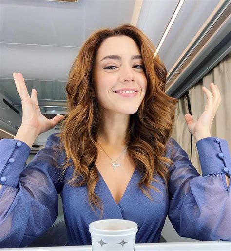 باميلا الكيك وستيفاني عطا الله منافسة أنيقة خارج الشاشة مجلة هي